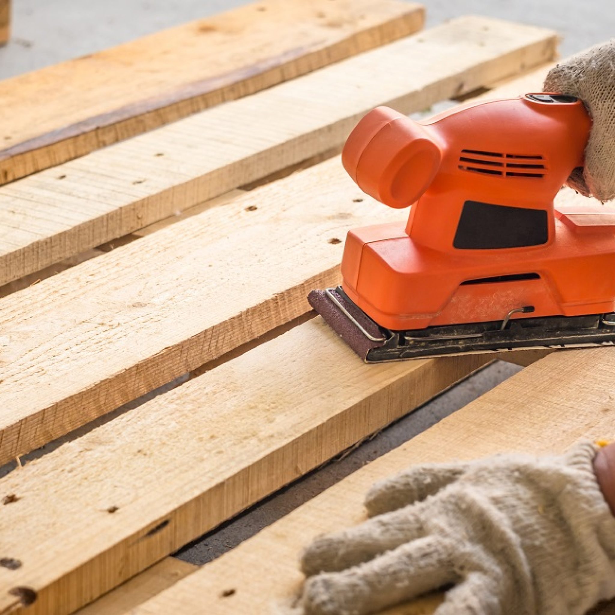 Una fase di lavorazione del legno - Solid Renner